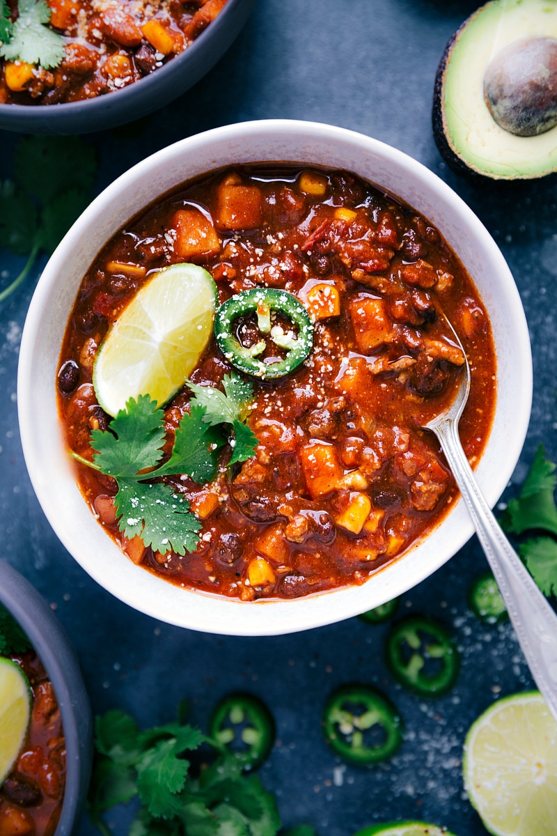 Turkey Chili Recipe (BEST Healthy Chili!) - Chelsea's Messy Apron